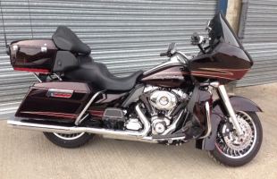 Harley Davidson FLTRUI 2011 Color Burgundy, Maroon