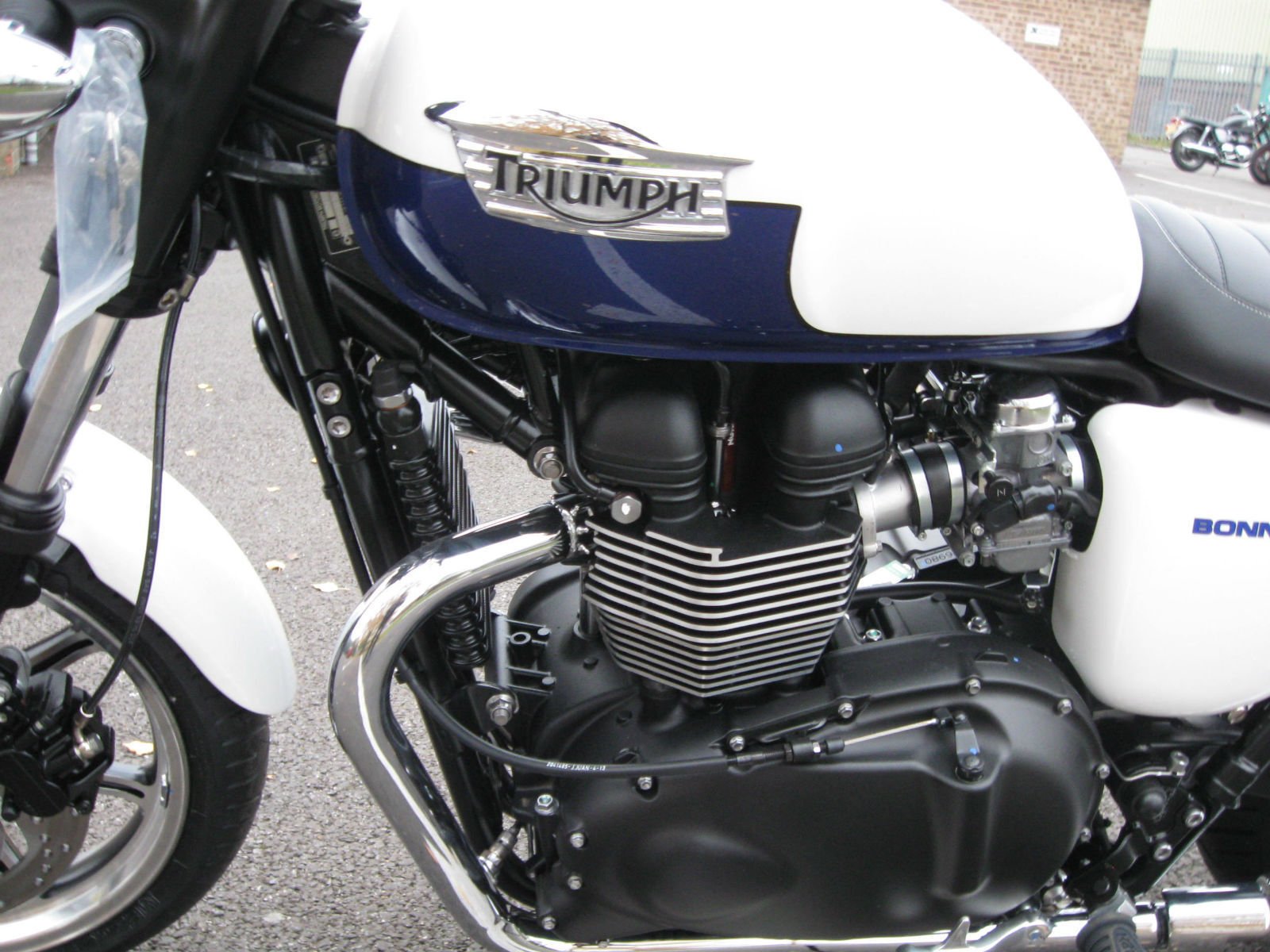 Triumph Bonneville crystal white/sapphire blue 2015