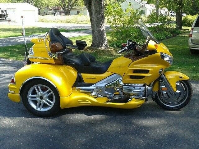 2010 Honda Gold Wing, color Yellow